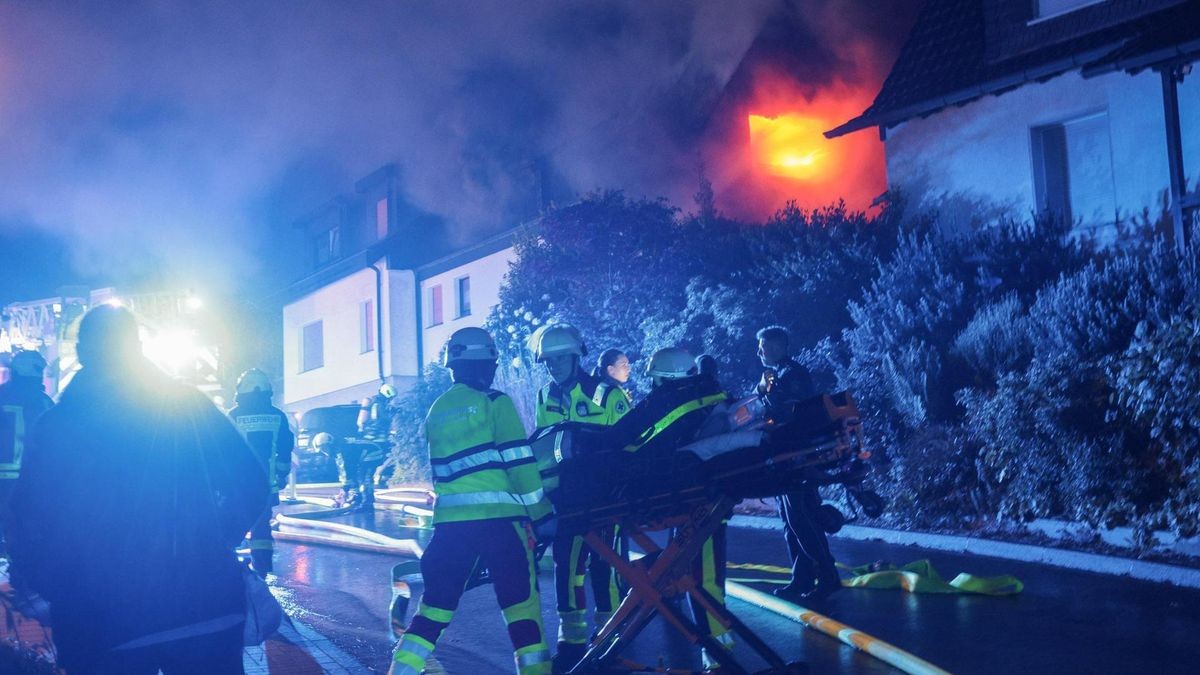 Frau stirbt bei Brand in Mehrfamilienhaus in Schwelm