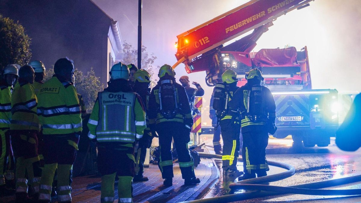 Frau stirbt bei Brand in Mehrfamilienhaus in Schwelm