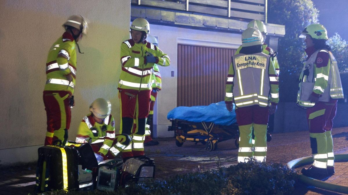 Frau stirbt bei Brand in Mehrfamilienhaus in Schwelm