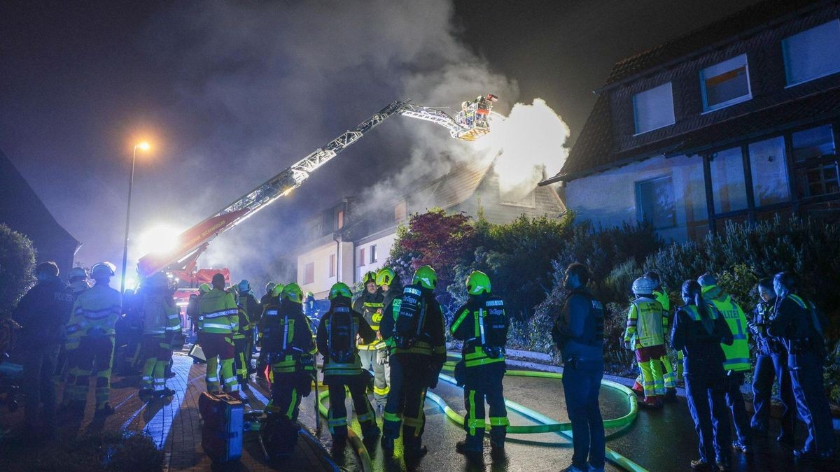 Frau stirbt bei Brand in Mehrfamilienhaus in Schwelm