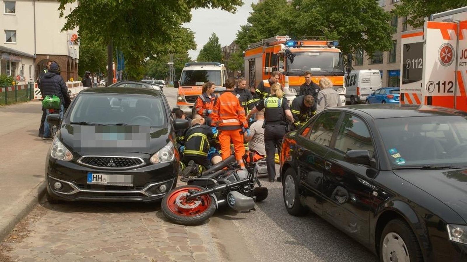 Unfall in Hamburg: Autofahrer wendet und übersieht Motorrad – Biker schwer verletzt