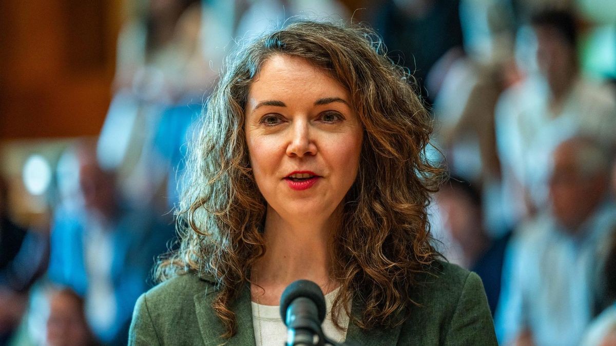 Es gibt nur kluge Leute und Idioten: Literaturpreis für Iris Wolff in ...