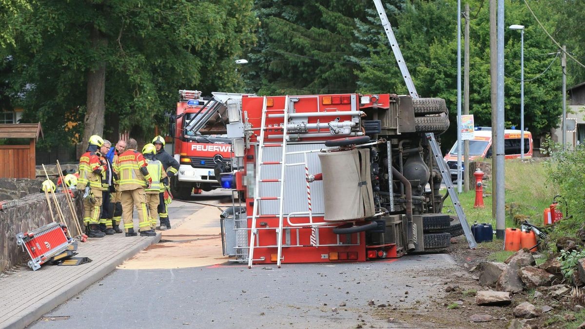 Feuerwehrfahrzeug auf Einsatzfahrt verunglückt – Mehrere Personen zum Teil schwer verletzt