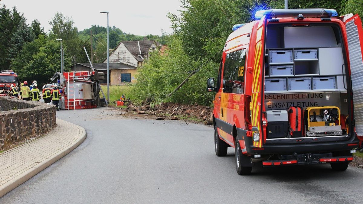 Feuerwehrfahrzeug auf Einsatzfahrt verunglückt – Mehrere Personen zum Teil schwer verletzt