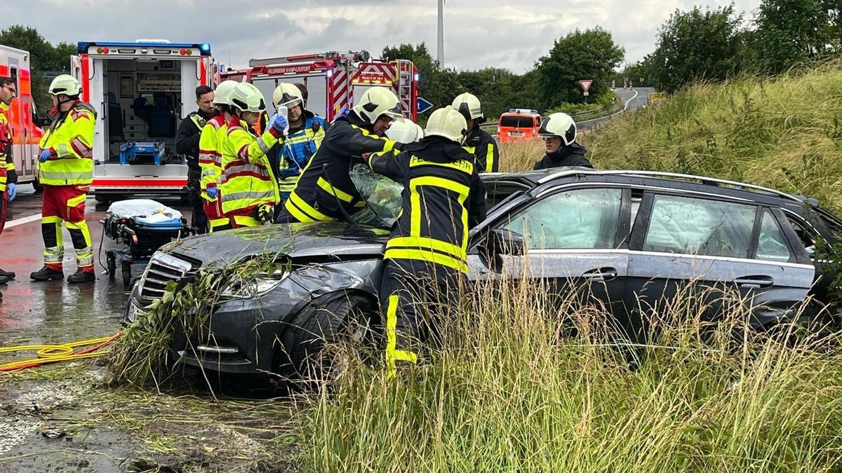 Auto überschlägt sich auf A57 – Beifahrerin eingeklemmt