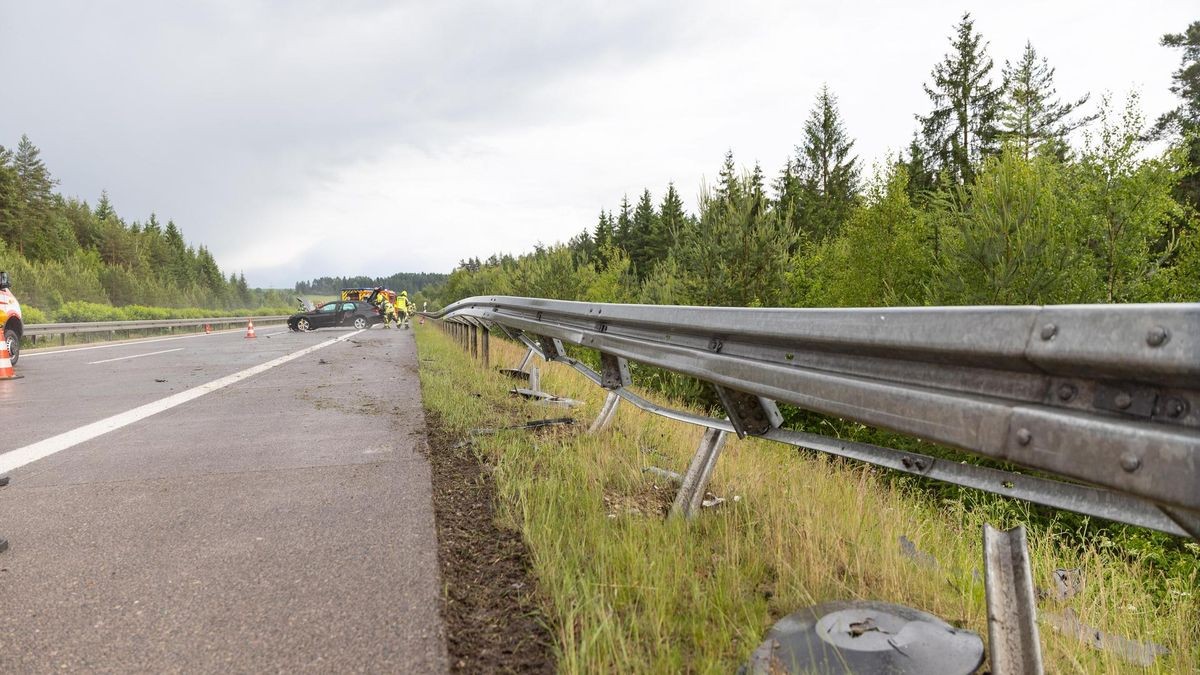 Aquaplaning-Unfall auf Autobahn: Zwei Autos krachen in Leitplanke