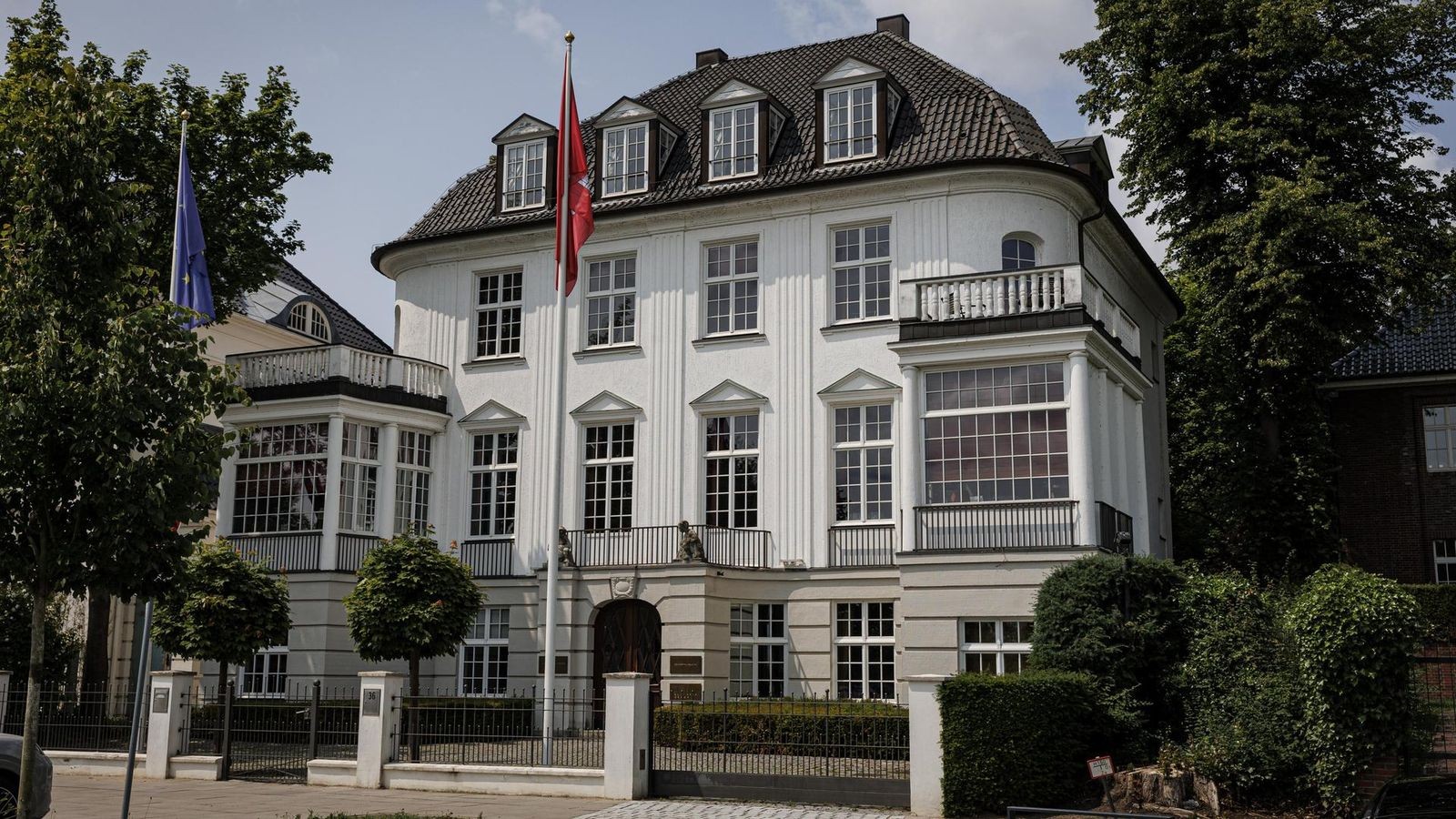 Berenberg Bank in Hamburg bietet Beratung für Millionäre an der Alster