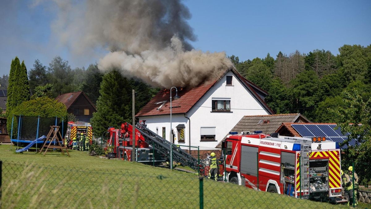 Dachstuhl in Flammen: Bewohner retten sich aus brennendem Haus