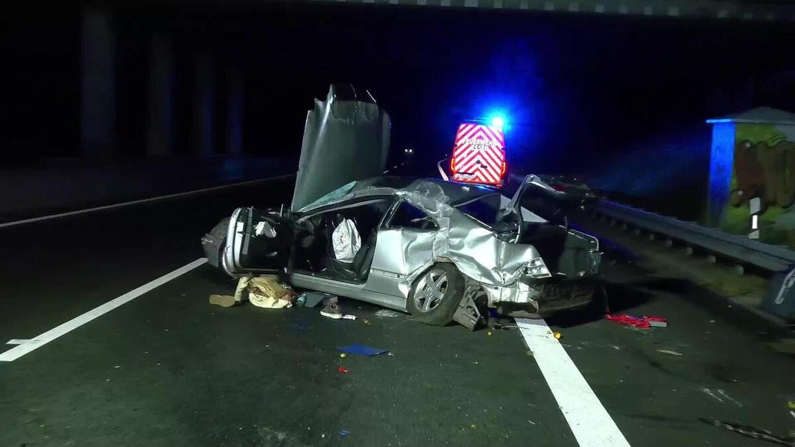Schwerer Unfall auf der A52 bei Essen: Mercedes überschlägt sich mehrfach