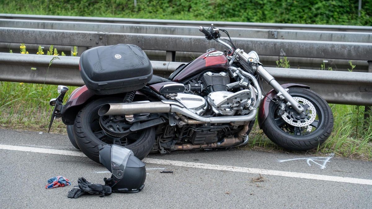 A1 bei Hamburg: Zwei Motorradfahrer schwer verletzt – Autobahn drei Stunden gesperrt