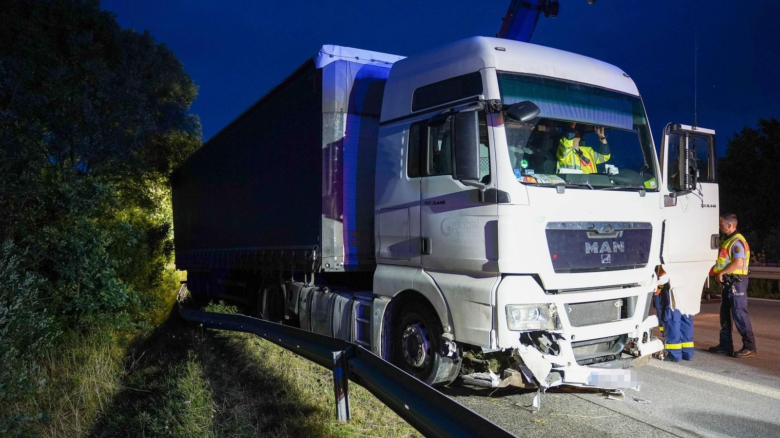Betrunkener Lkw-Fahrer prallt auf A9 gegen Leitplanke – Reinigungsarbeiten dauern Stunden an