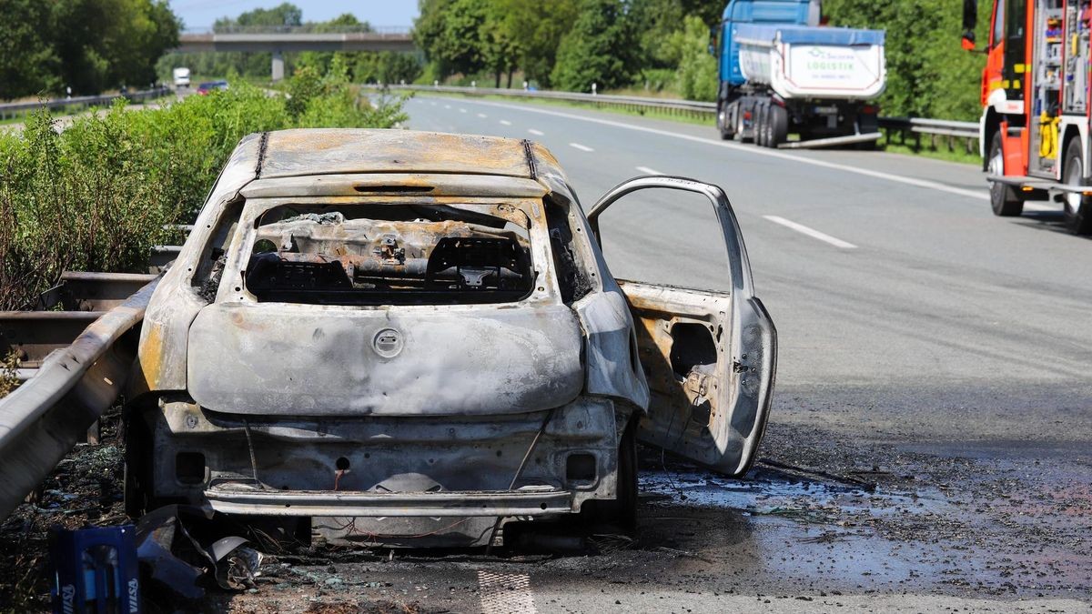 A23 bei Elmshorn lange dicht: Auto brennt nach Crash mit Lkw