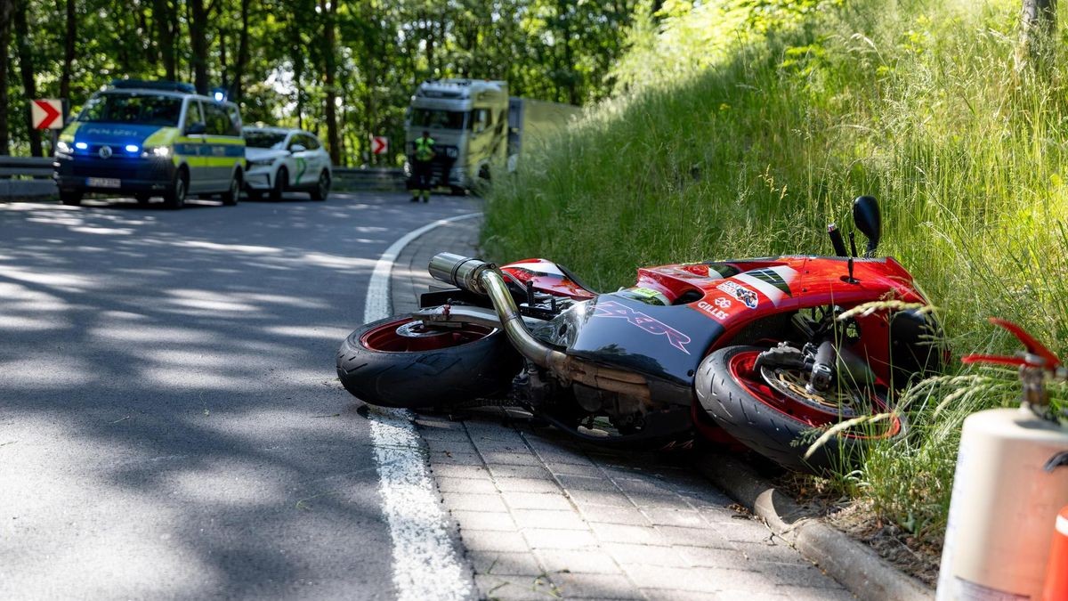 Tödlicher Unfall: Motorradfahrer stirbt noch an der Unfallstelle