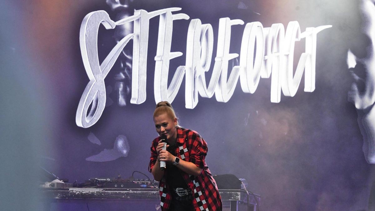 Apoldaer Musiksommer: Über 2000 Fans feiern mit „Stereoact“ und „Neonlicht“