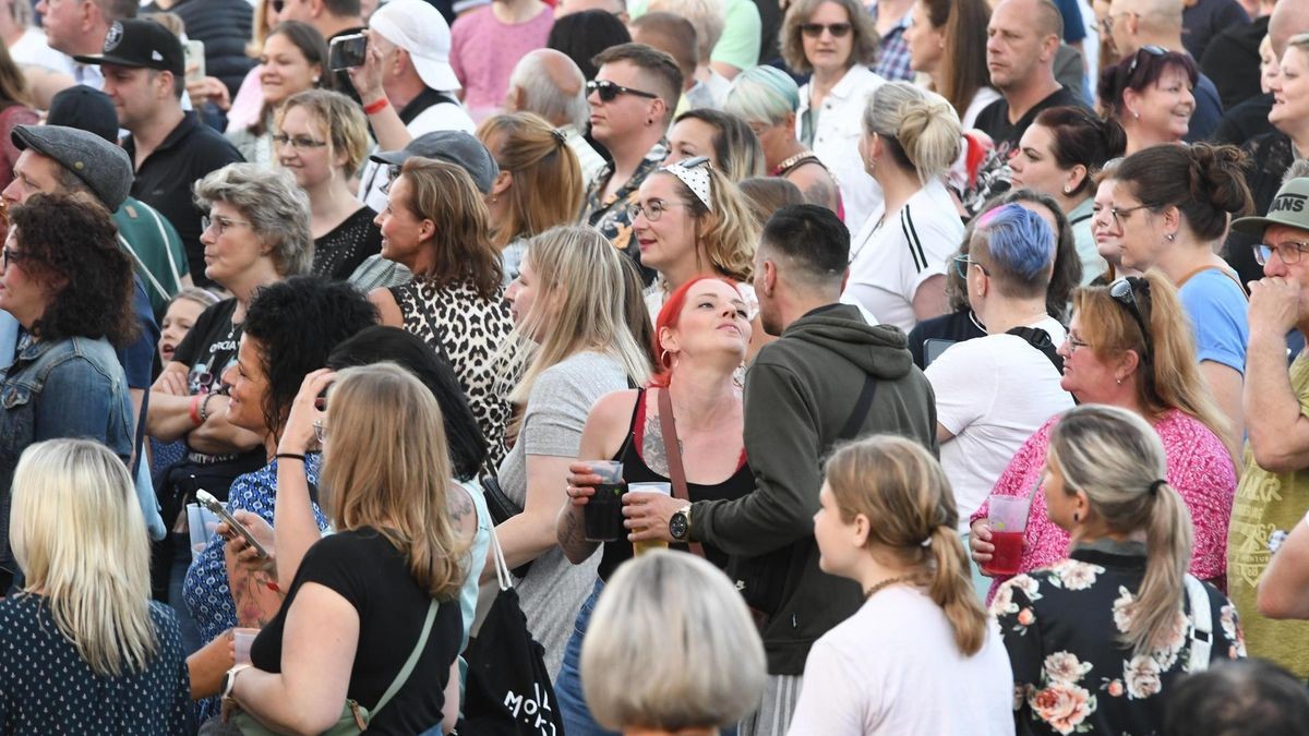 Apoldaer Musiksommer: Über 2000 Fans feiern mit „Stereoact“ und „Neonlicht“