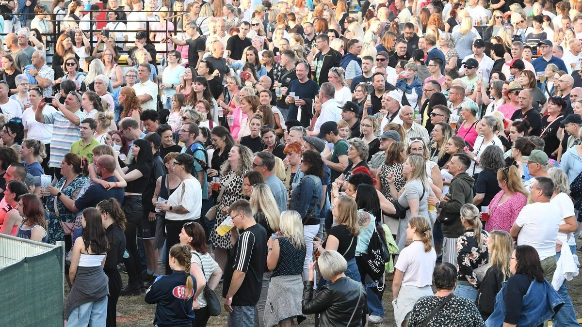 Apoldaer Musiksommer: Über 2000 Fans feiern mit „Stereoact“ und „Neonlicht“