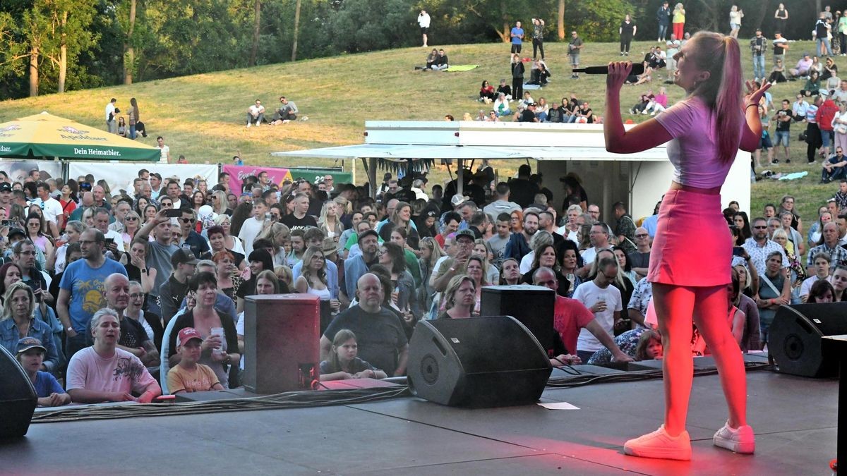 Apoldaer Musiksommer: Über 2000 Fans feiern mit „Stereoact“ und „Neonlicht“