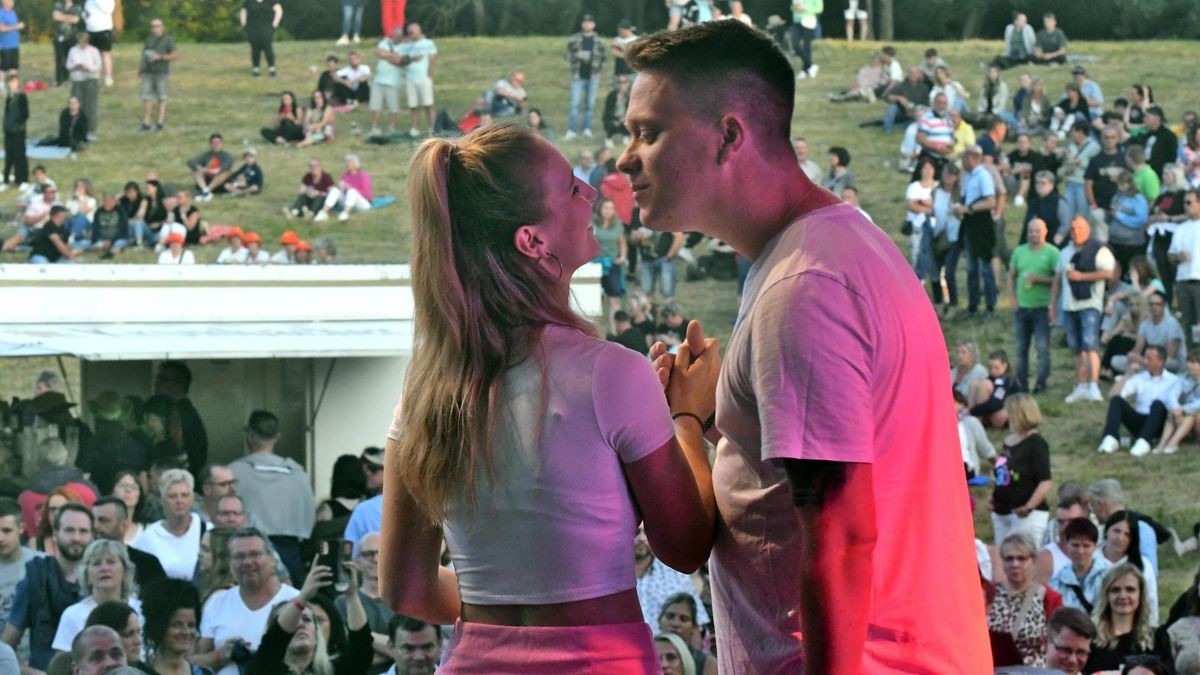 Apoldaer Musiksommer: Über 2000 Fans feiern mit „Stereoact“ und „Neonlicht“