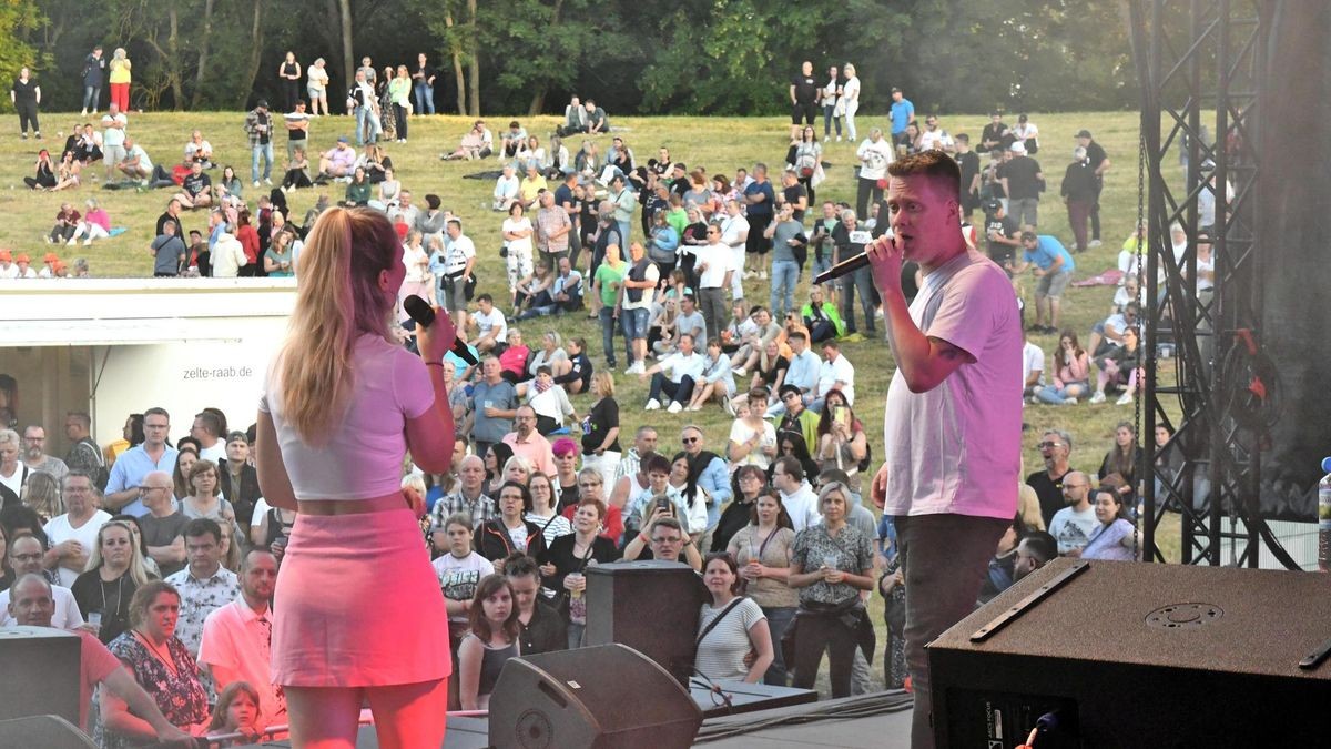 Apoldaer Musiksommer: Über 2000 Fans feiern mit „Stereoact“ und „Neonlicht“