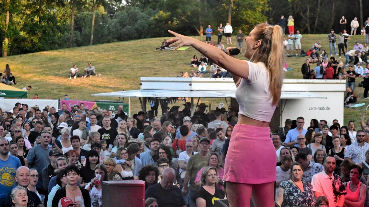 Apoldaer Musiksommer: Über 2000 Fans feiern mit „Stereoact“ und „Neonlicht“