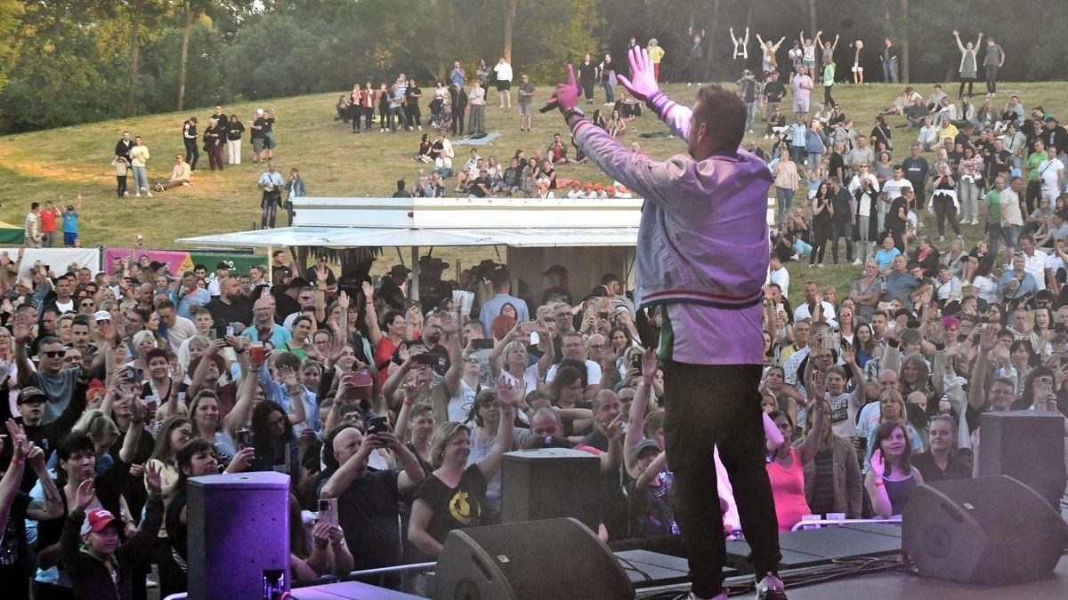 Apoldaer Musiksommer: Über 2000 Fans feiern mit „Stereoact“ und „Neonlicht“