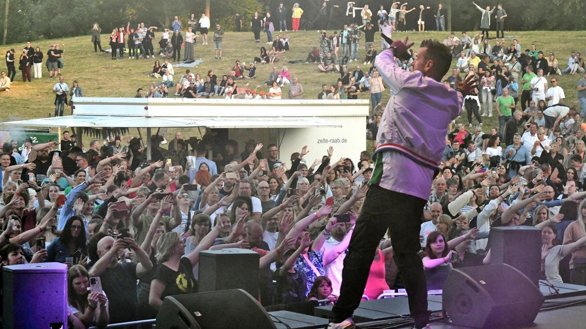 Apoldaer Musiksommer: Über 2000 Fans feiern mit „Stereoact“ und „Neonlicht“