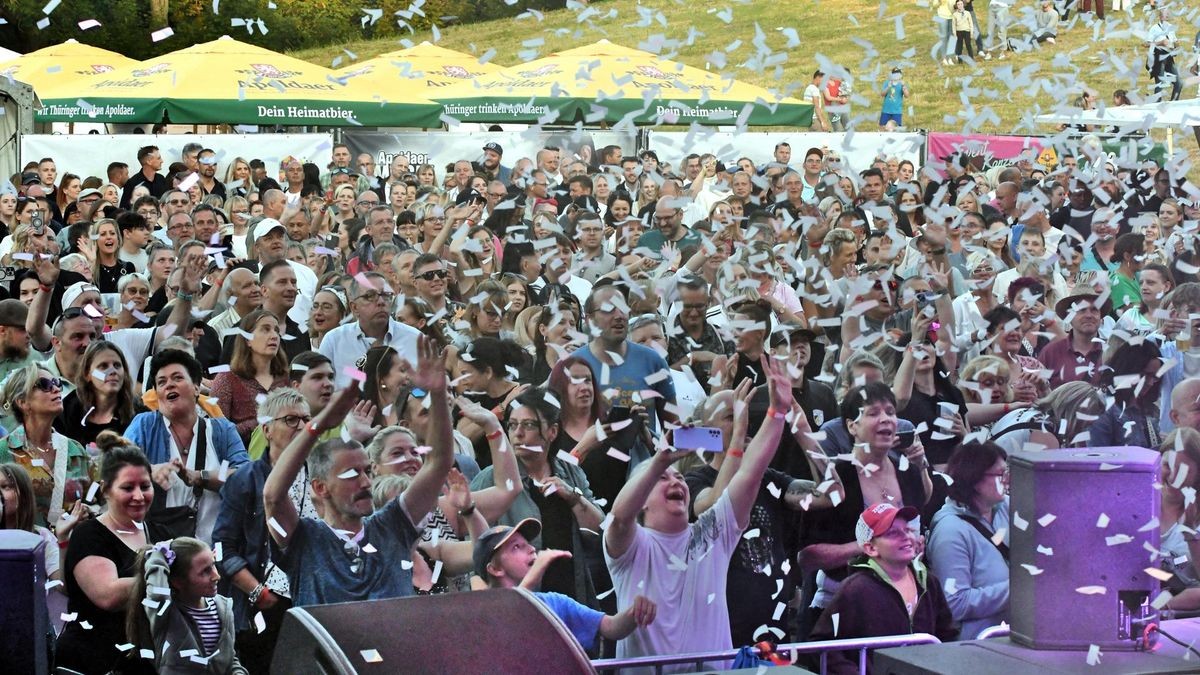 Apoldaer Musiksommer: Über 2000 Fans feiern mit „Stereoact“ und „Neonlicht“