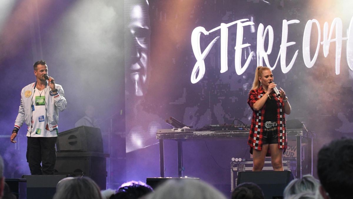 Apoldaer Musiksommer: Über 2000 Fans feiern mit „Stereoact“ und „Neonlicht“