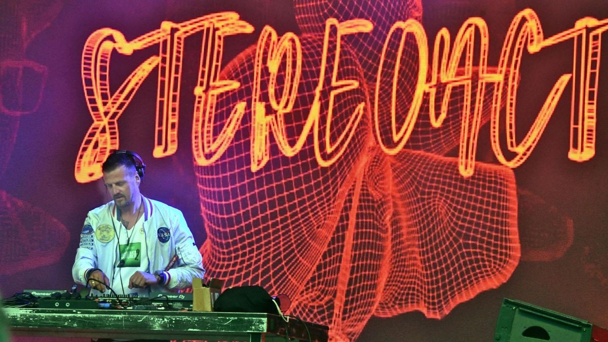 Apoldaer Musiksommer: Über 2000 Fans feiern mit „Stereoact“ und „Neonlicht“