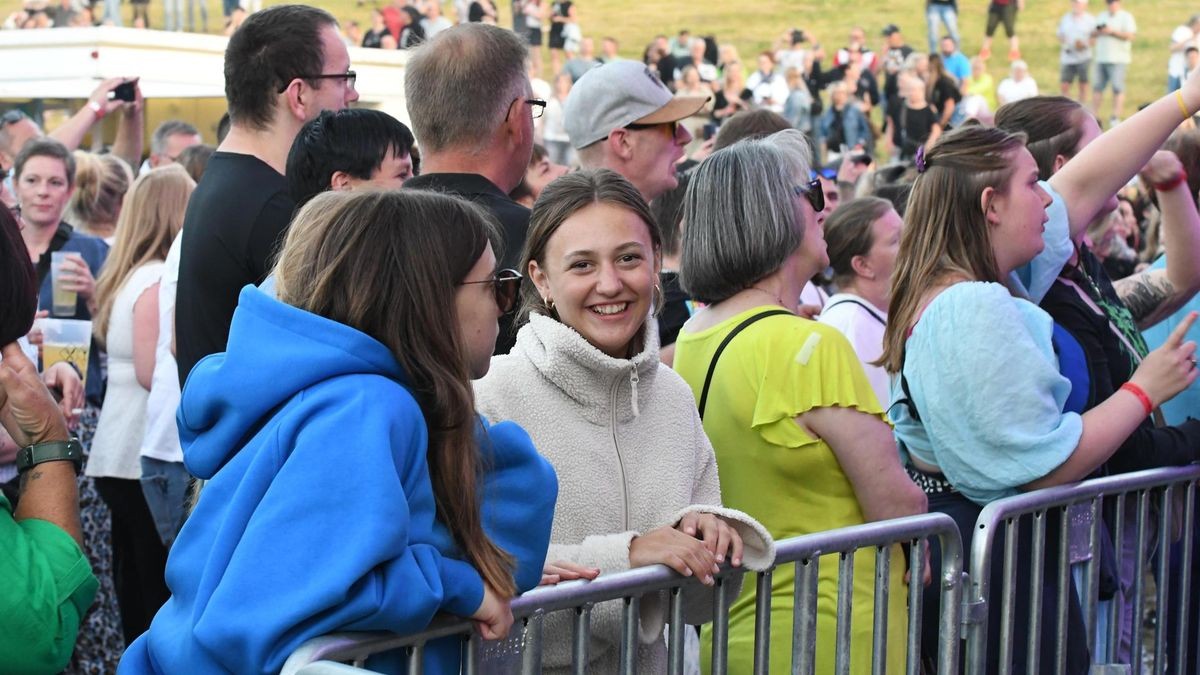 Apoldaer Musiksommer: Über 2000 Fans feiern mit „Stereoact“ und „Neonlicht“