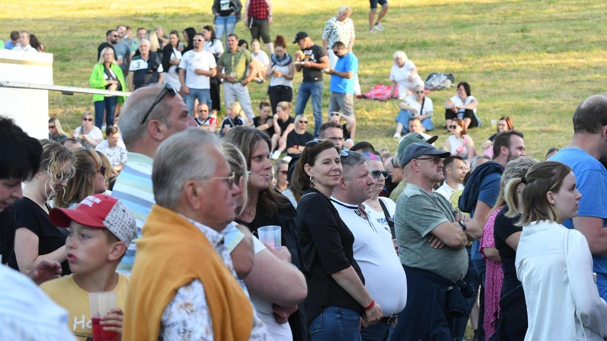 Apoldaer Musiksommer: Über 2000 Fans feiern mit „Stereoact“ und „Neonlicht“