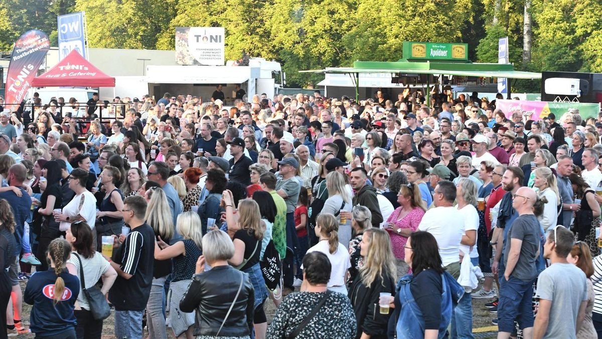 Apoldaer Musiksommer: Über 2000 Fans feiern mit „Stereoact“ und „Neonlicht“