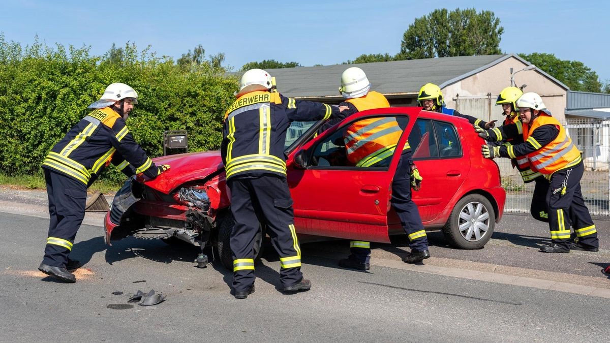 Frontal-Crash im Weimarer Land: Frau kommt schwer verletzt ins Krankenhaus