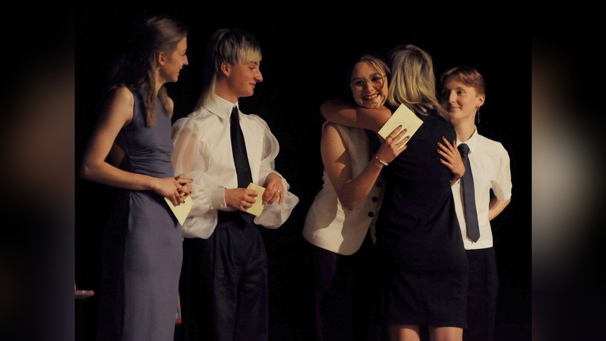 Melissantes Gymnasium Arnstadt: 21 Bilder von der Zeugnisübergabe