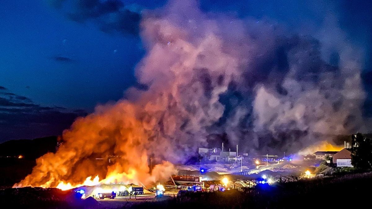 Großbrand bei Ante-Holz: Brandermittler sind jetzt vor Ort