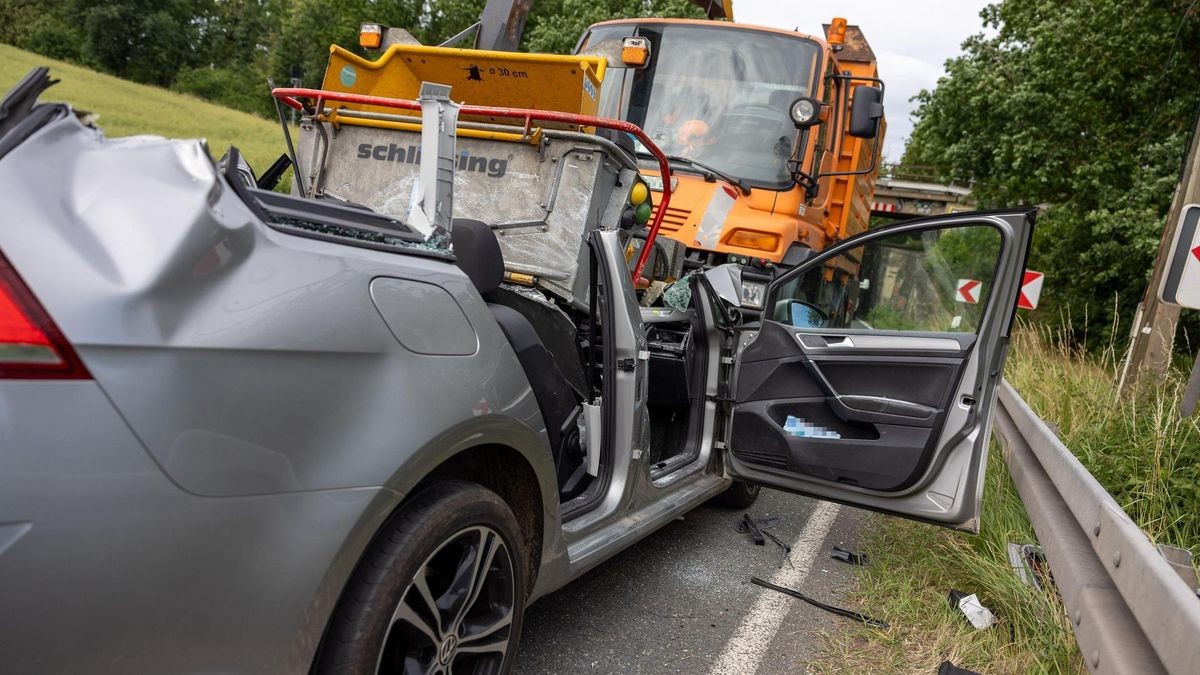 Schwerer Unfall auf der B92 im Kreis Greiz – Bilder vom Einsatz
