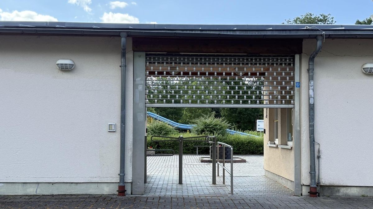 „Sieg Heil“-Ruf am Mikrofon: Betreuer stoppt 14-Jährigen bei Schwimmfest