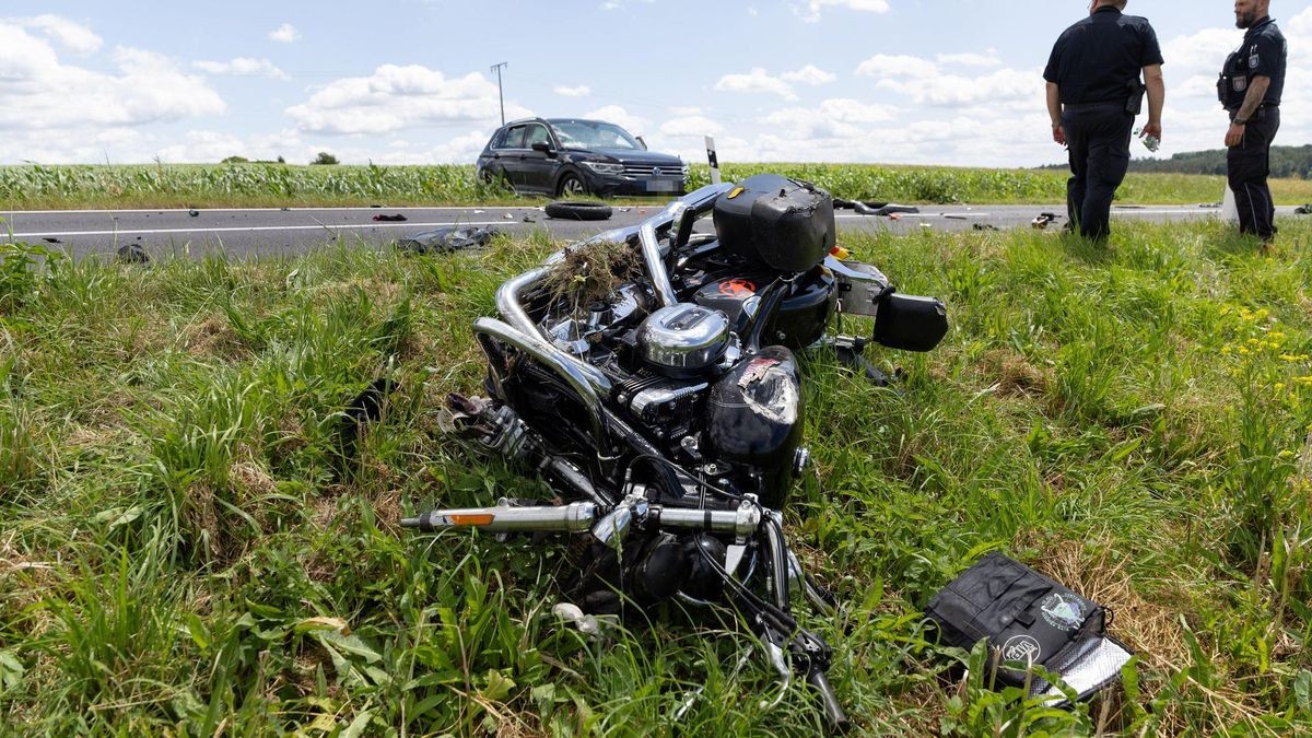 Tödlicher Unfall in Südthüringen: Motorradfahrer stirbt nach Kollision mit Auto