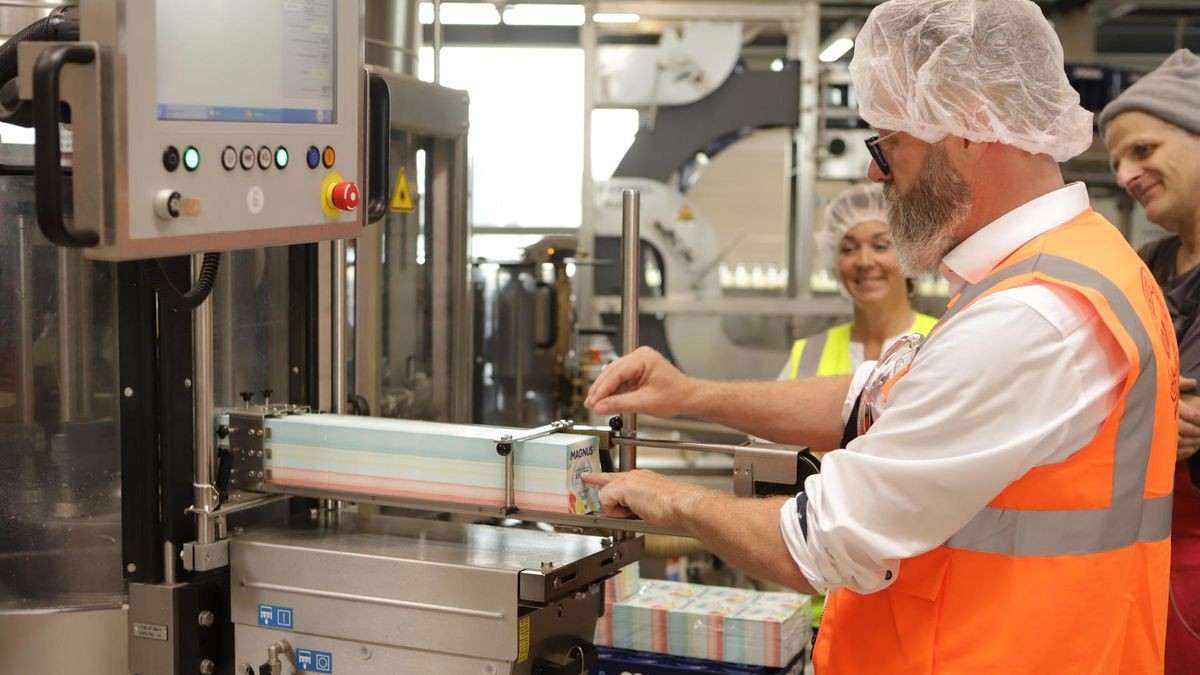 Wirtschaft in Norderstedt: Madsen testet Arbeitsalltag bei Magnus ...