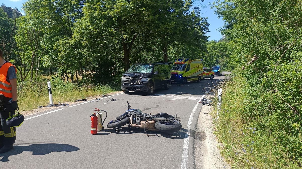 Schwerst verletzt: Motorradfahrer fährt frontal in VW-Bus
