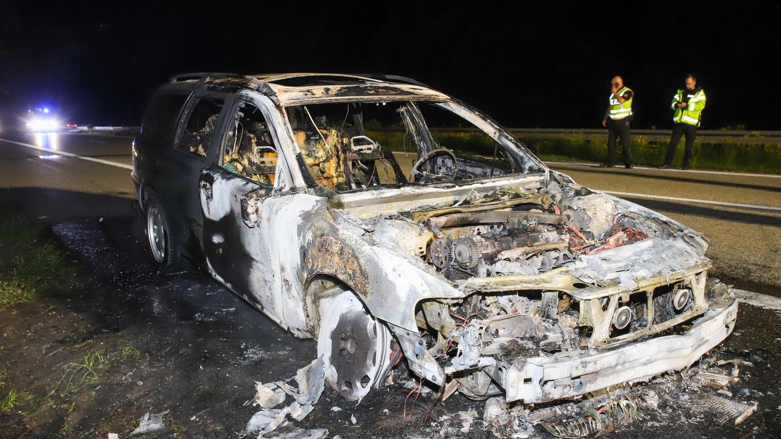 Einsatz auf A23: Volvo brennt komplett aus – Insassen können sich retten