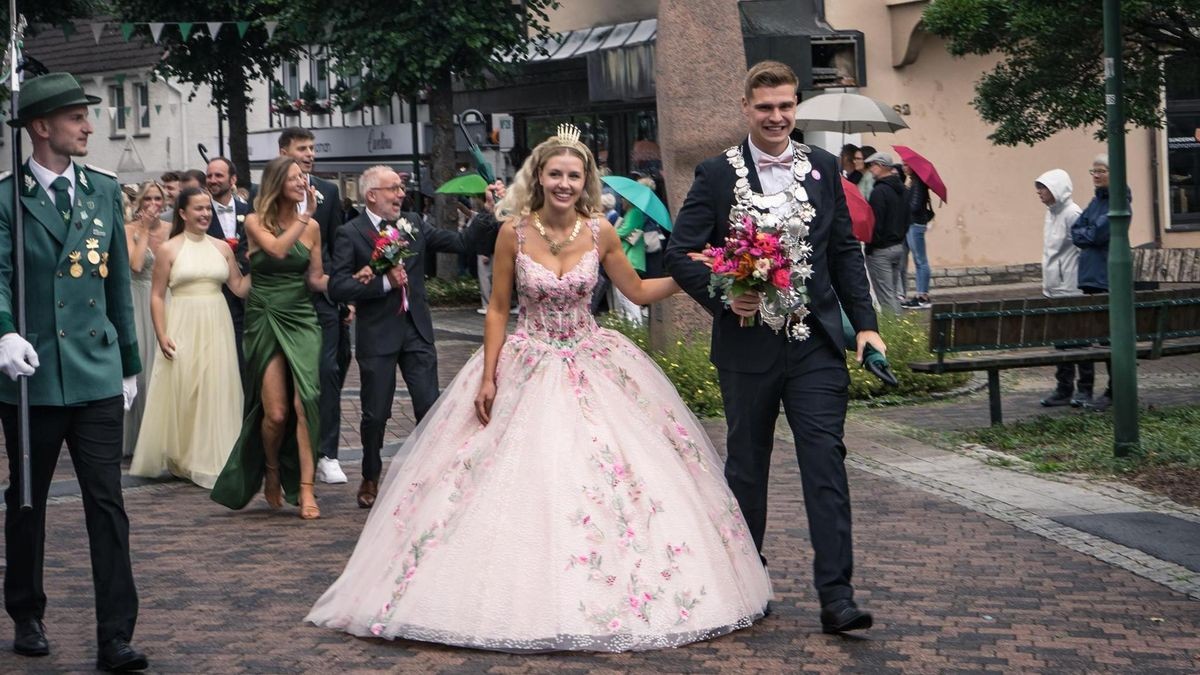 Sunderner Schützenfest trotzt Regen und feiert Jubiläen