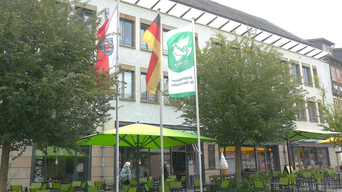 Friedensfahne weht am Eisenacher Rathaus als Appell zur Abrüstung