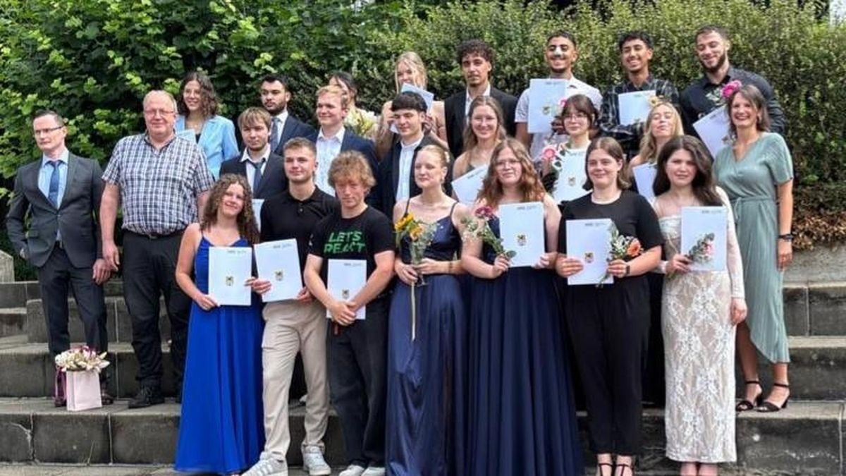 Hönne-Berufskolleg: Riesenfreude über Schul- und Berufsabschlüsse