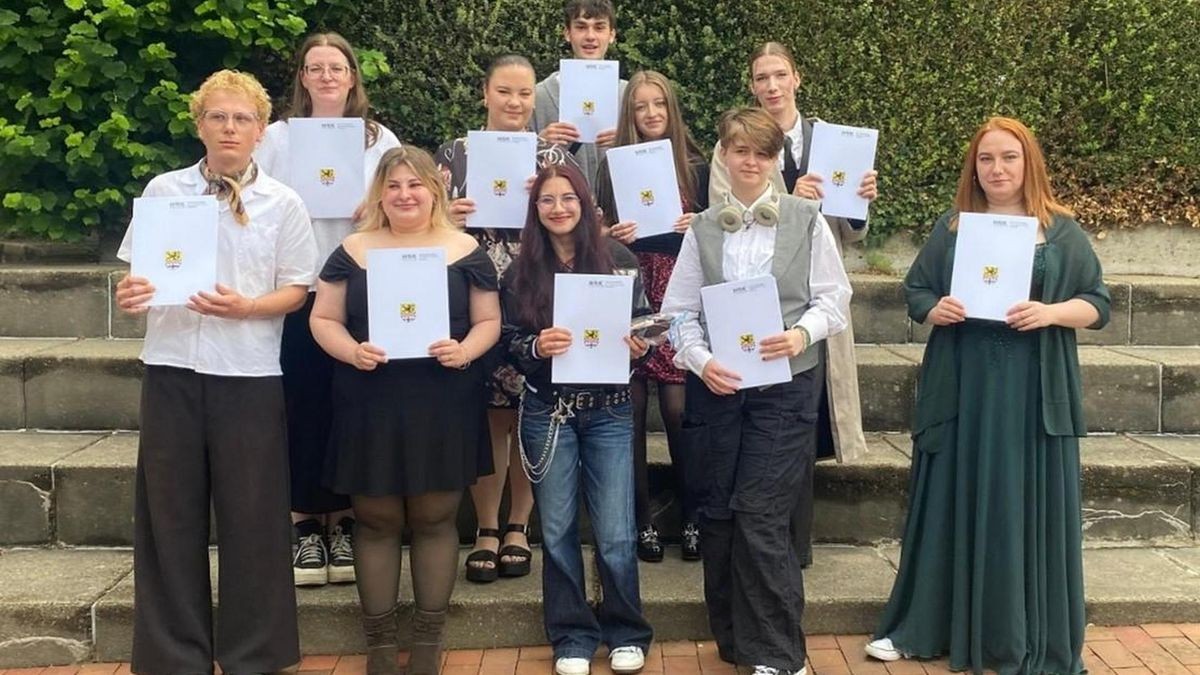 Hönne-Berufskolleg: Riesenfreude über Schul- und Berufsabschlüsse