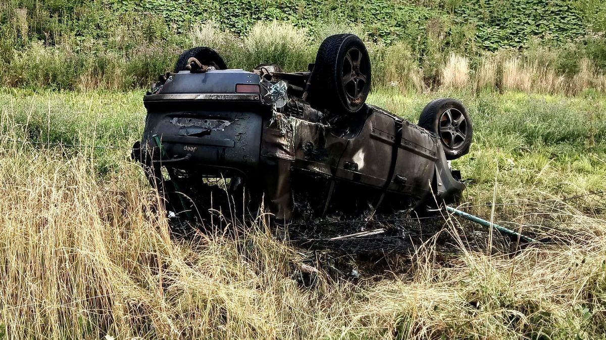 Holzen: Auto brennt nach Unfall lichterloh