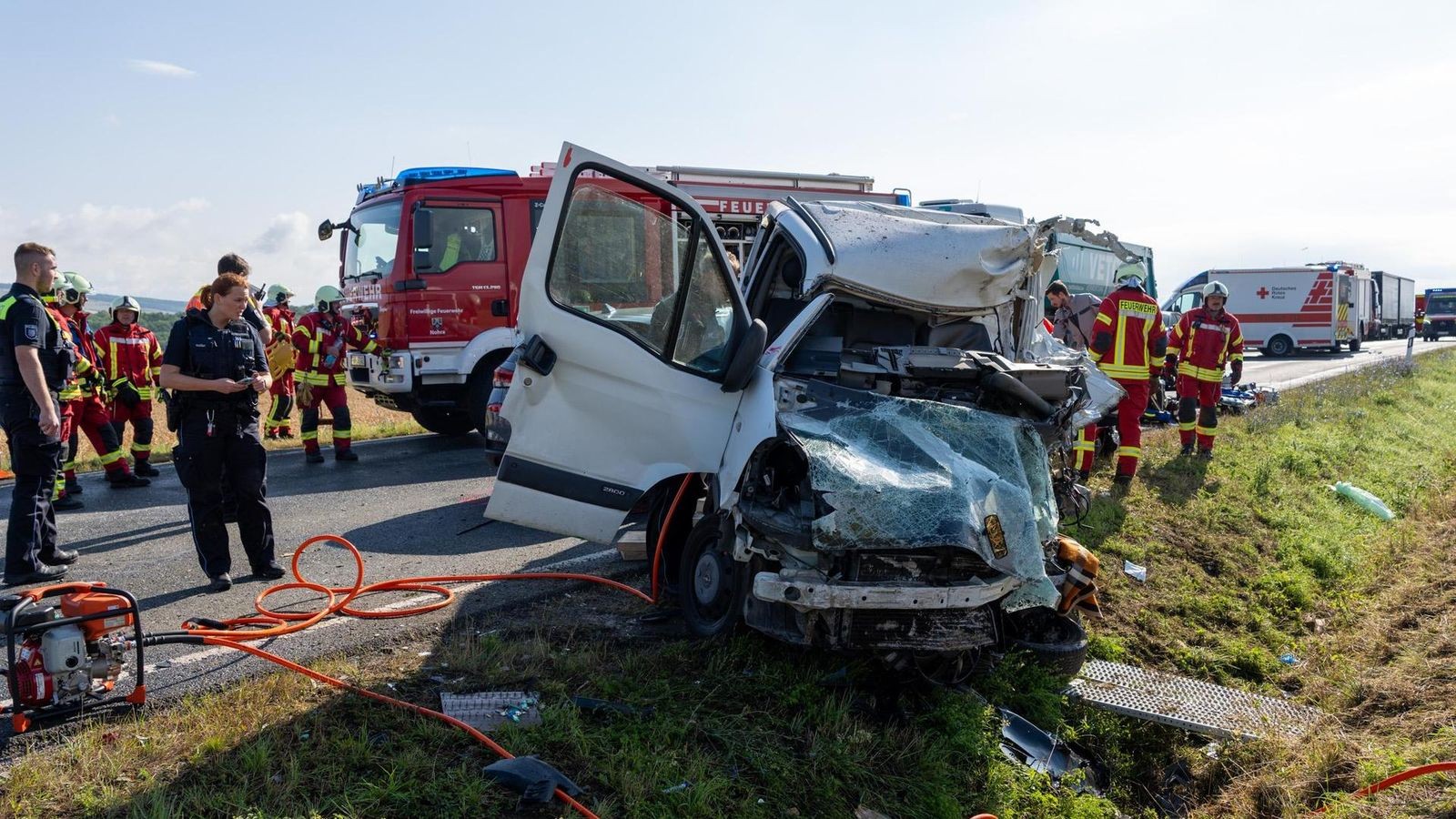 Schwerverletzter und zwei Verletzte bei Unfall auf B7 nahe Nohra: Transporter kracht in Sattelzug