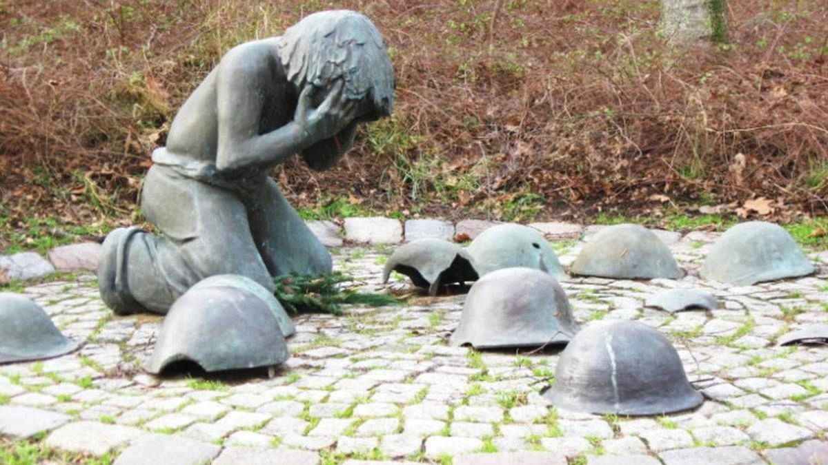 Polizei Hamburg sucht Zeugen für geklaute Denkmäler Trauerndes Kind und Blumenmädchen