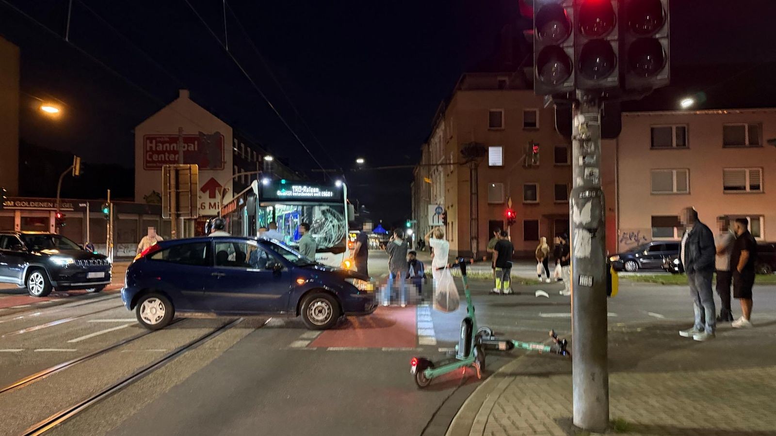 Unfall in Bochum: Rollerfahrer kollidiert mit Shuttle-Bus