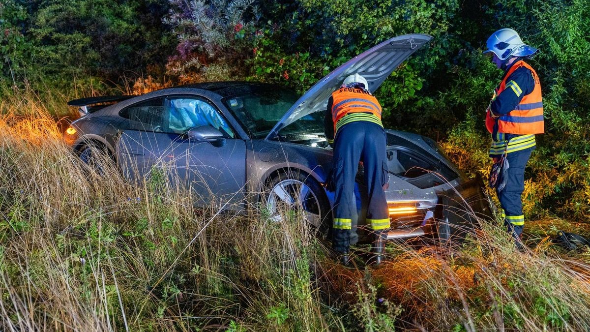 Starkregen-Unfall bei Weimar: Seltener Porsche schleudert in Graben